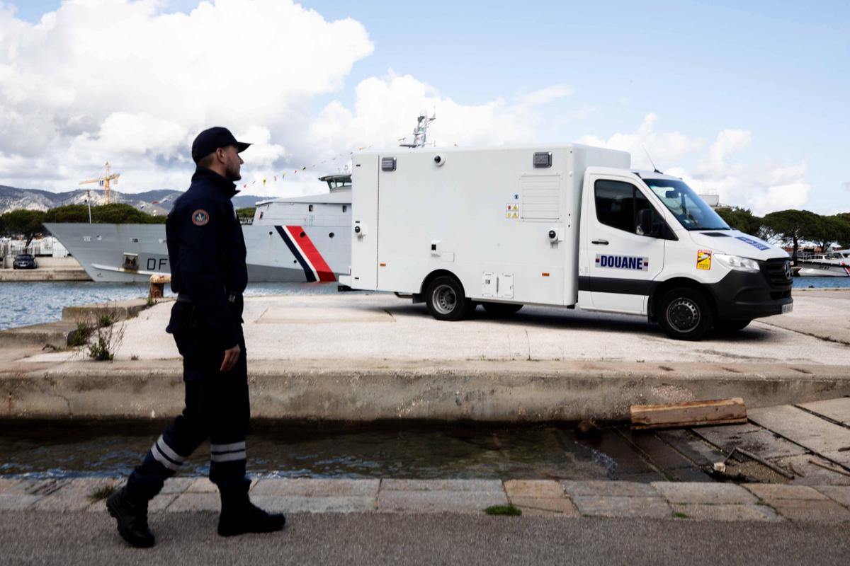 A La Seyne, la douane présente son nouveau camion scanner avec une ...