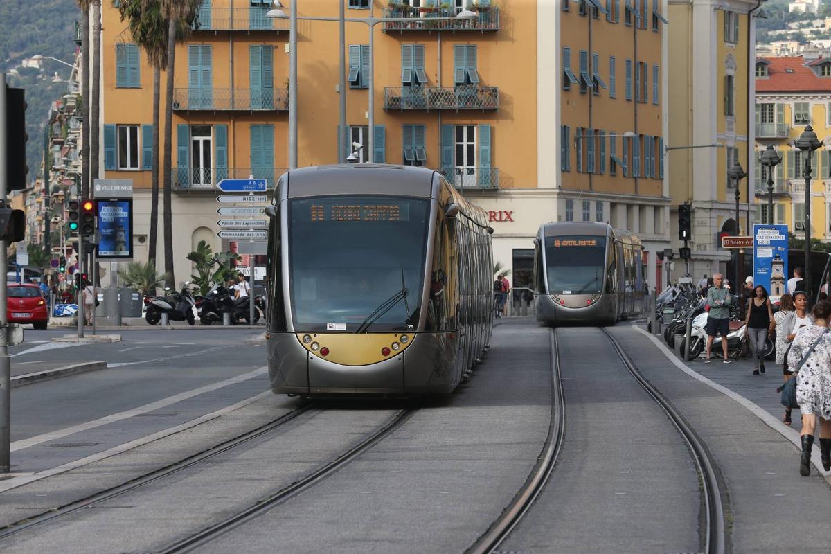Deux rames de tramway caillassées en pleine journée à Nice, Lignes d ...
