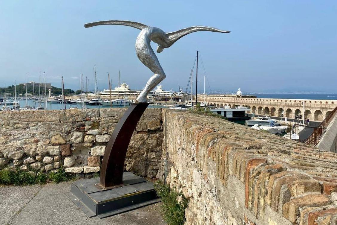 Le sculpteur Jean-Marie Fondacaro "gravite" à Antibes cet été