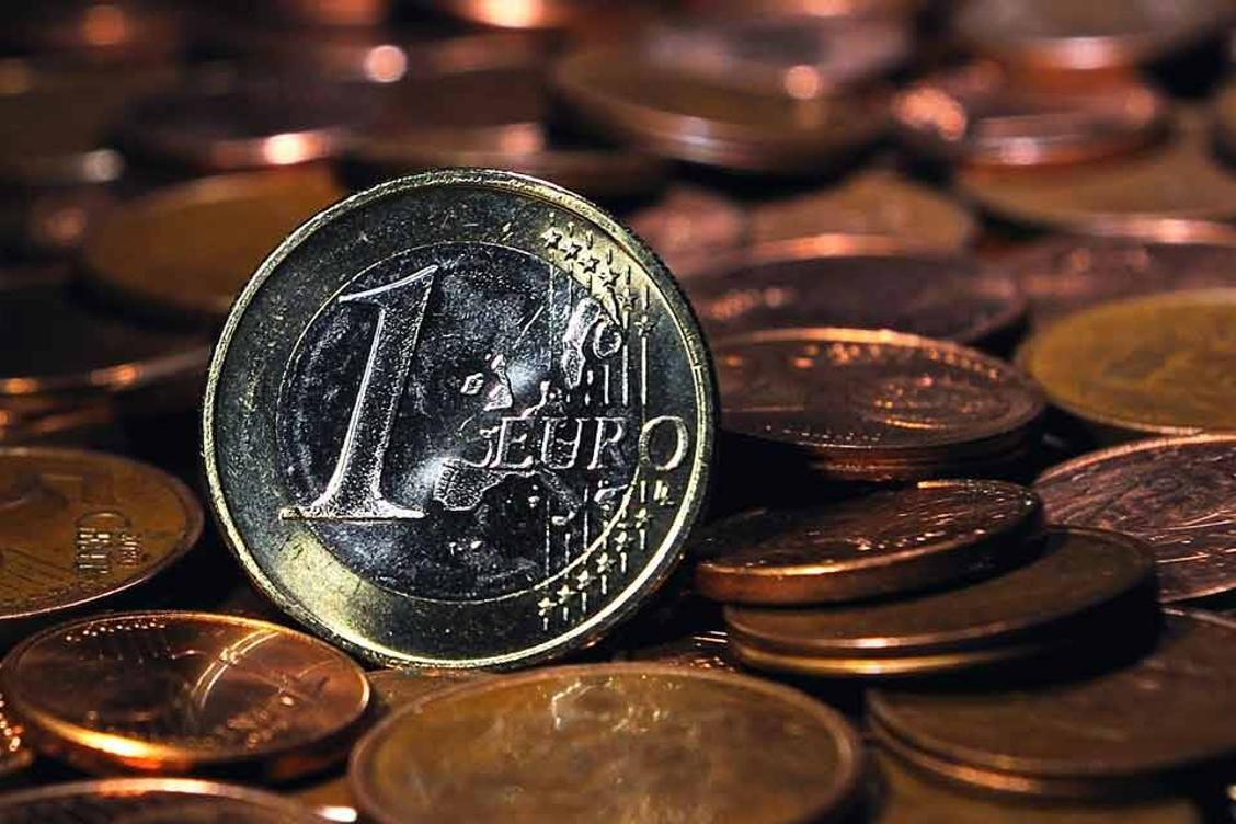 L'euro atteint un nouveau plancher depuis 20 ans face au dollar, sous ...