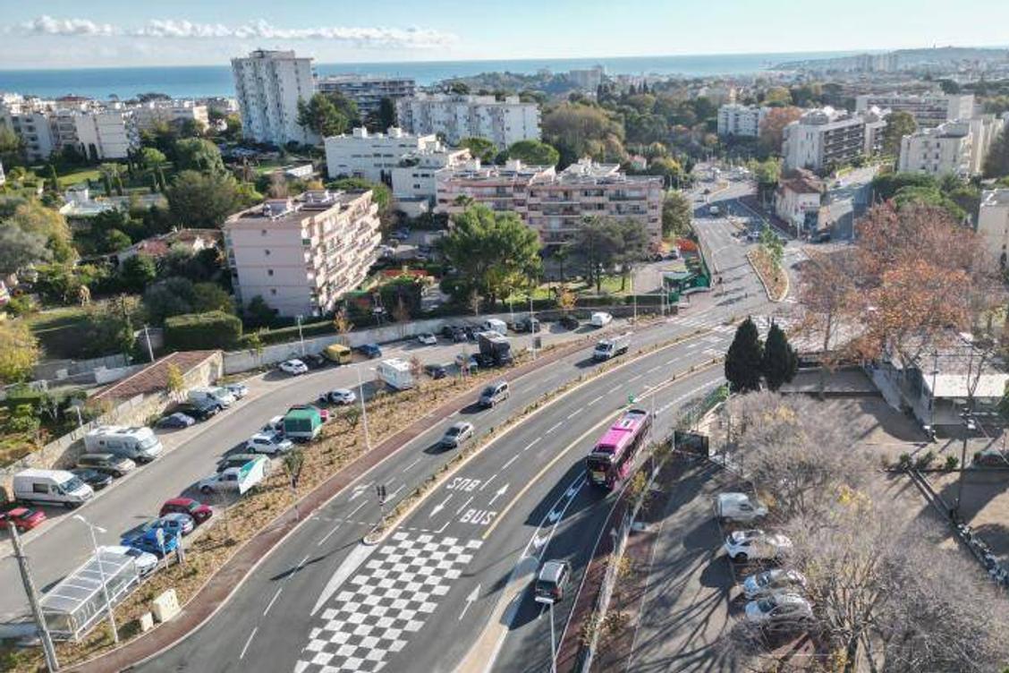A Antibes, le bus tram se met enfin en route vers le rond-point de la ...