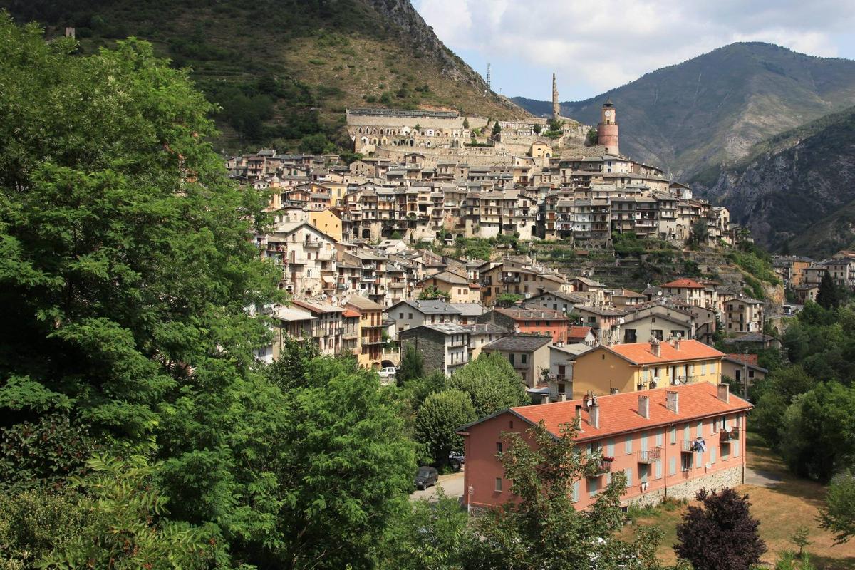 Touché par la tempête Alex, le village de Tende se meurt-il vraiment ...