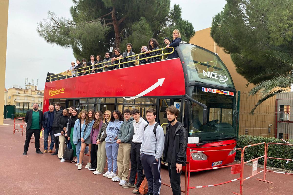 Les élèves du Parc Impérial transforment un bus touristique en food ...