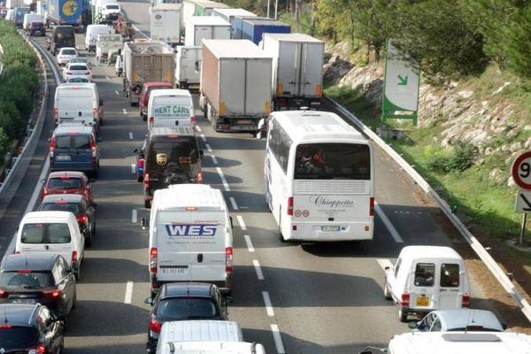 Un accident sur l’A8 empêche la circulation sur les trois voies à ...