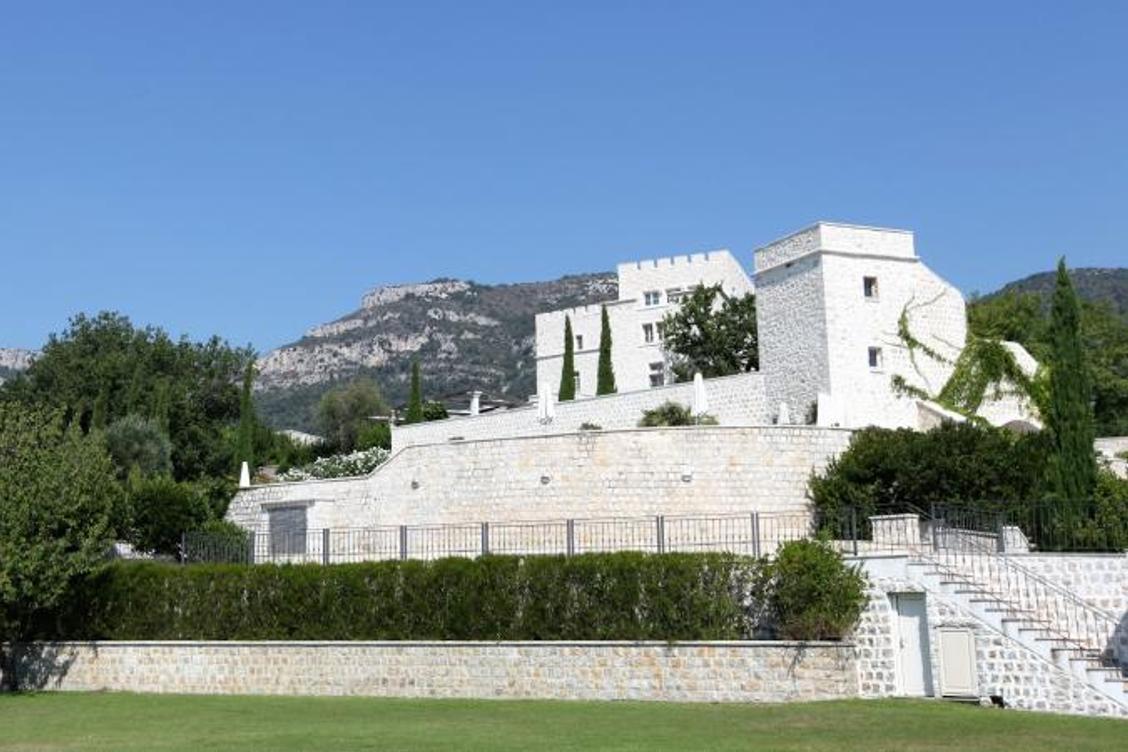Le Château de Saint-Jeannet est à vendre pour une petite fortune
