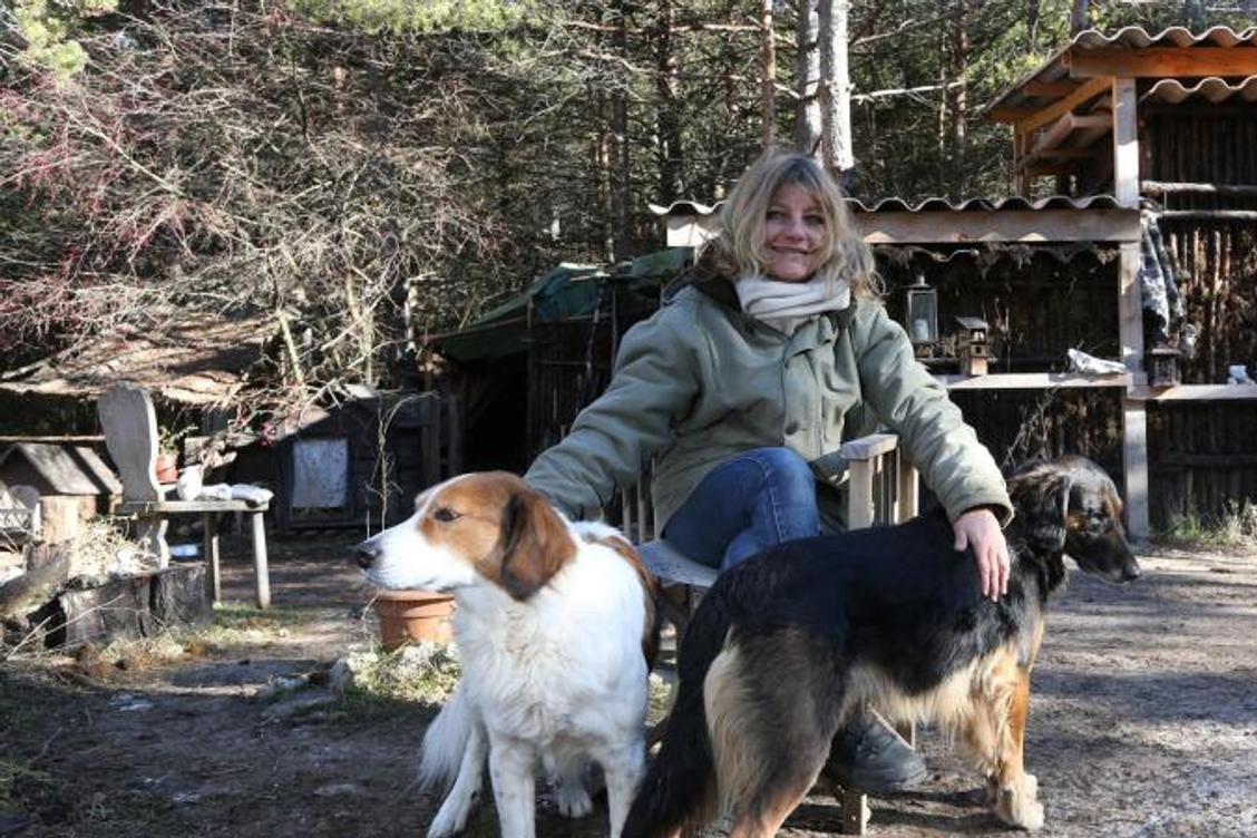 La Toulonnaise Sandy Verbena qui vit recluse dans sa forêt du Verdon ...