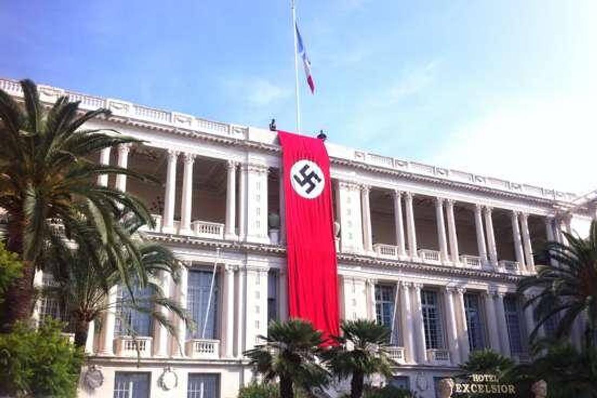 Le drapeau nazi de nouveau déroulé sur le palais préfectoral ce mardi