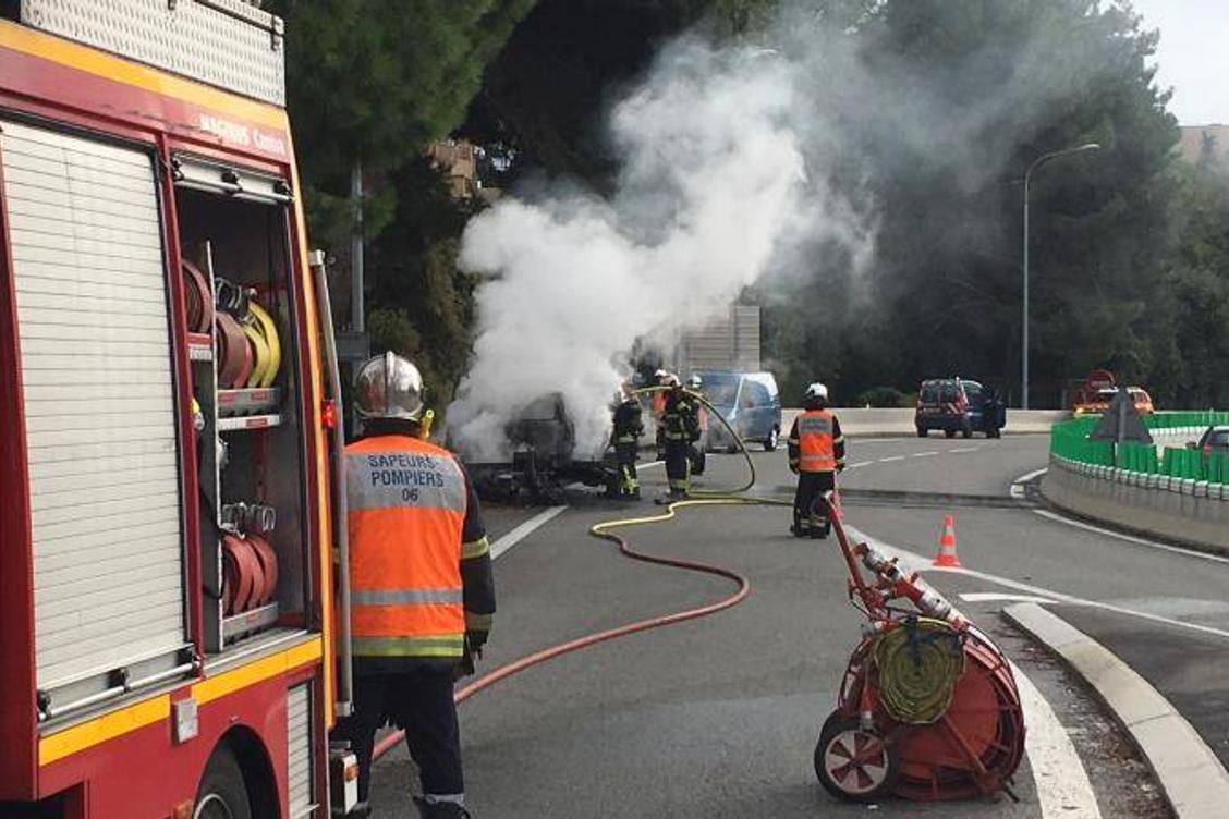 VIDEOS. Une voiture en feu sur une bretelle de sortie de l'A8