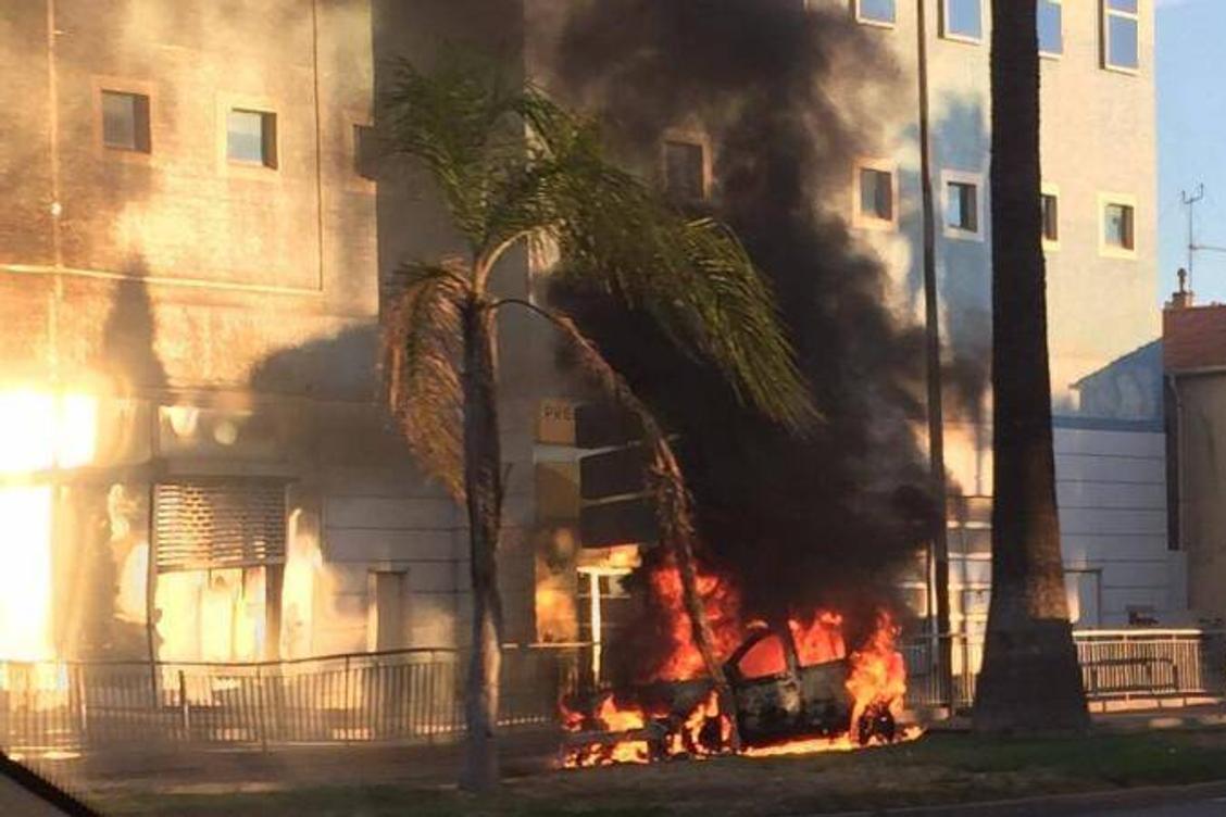 PHOTOS & VIDEO. Une voiture en feu provoque des ralentissements sur la ...