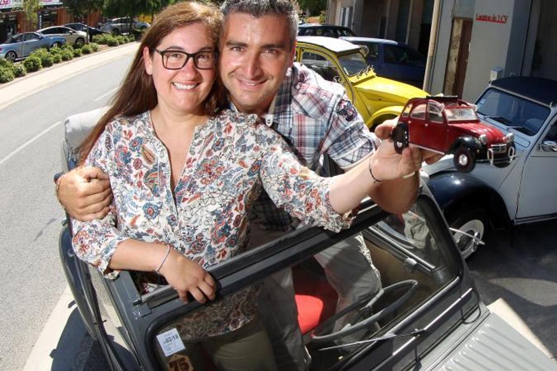 Ils proposent des balades rétros au volant de voitures légendaires