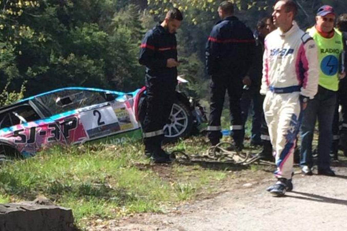 Au rallye de l'Escarene, la sortie de route se termine au bord du ravin