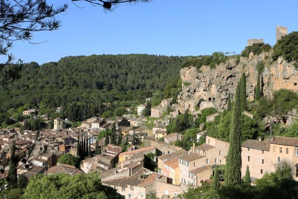 EVASION. Vers Cotignac et ses maisons troglodytiques