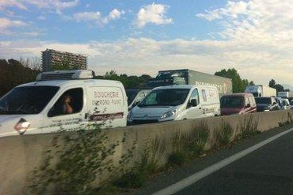 Un accident sur l’A8 empêche la circulation sur les trois voies à ...