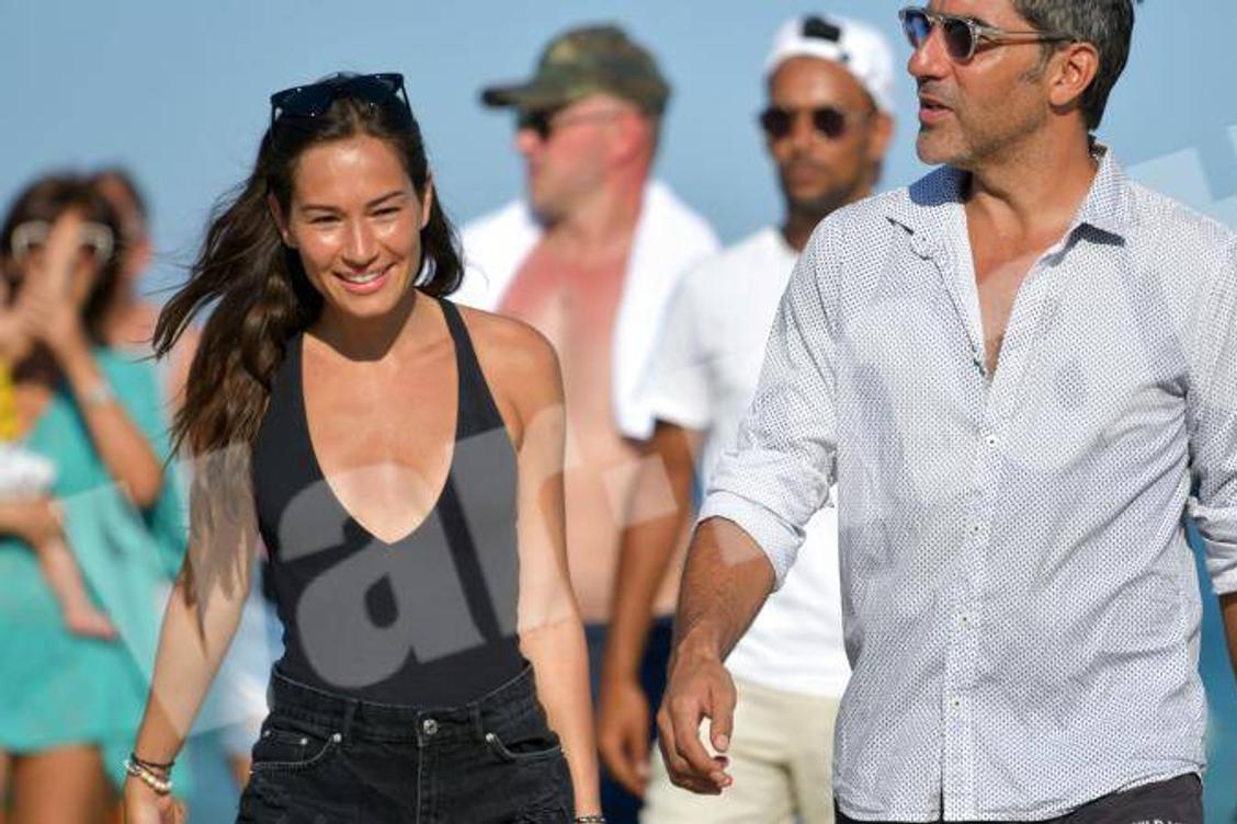 PHOTOS. Ary Abittan présente sa nouvelle compagne Sarah-Line à Ramatuelle