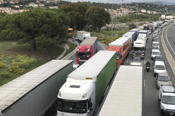 Sur l’A8, entre Antibes et Cannes en direction d’Aix-en-Provence, un véhicule couché sur les ...