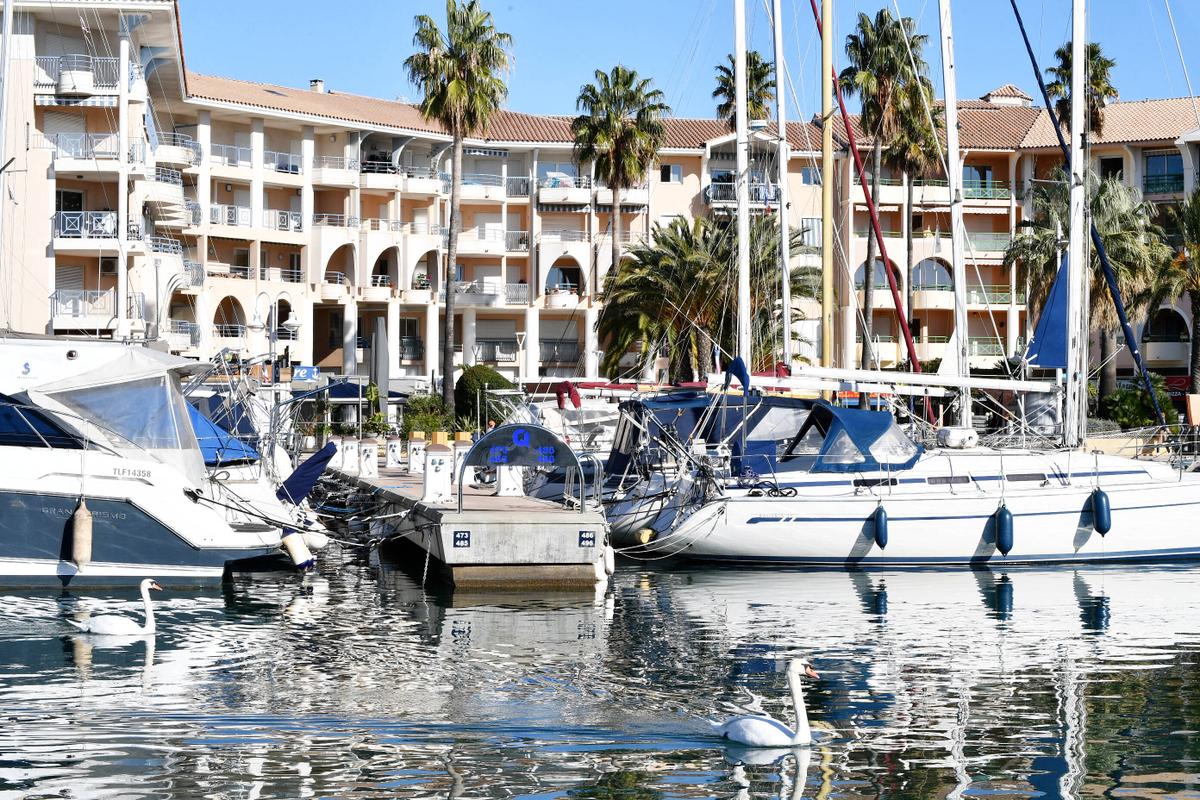 Réaménagement des quais, création d'un yacht club, promenade piétonne ...