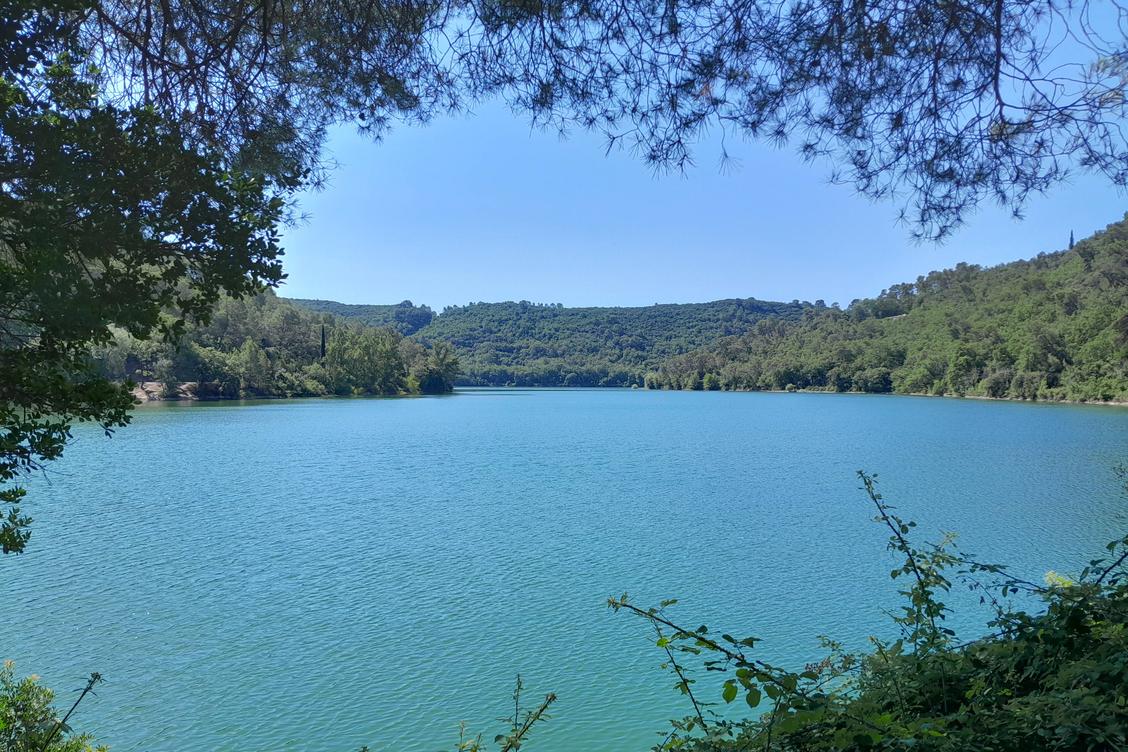 A la découverte du lac bleu au cœur de la Provence verte à Carcès