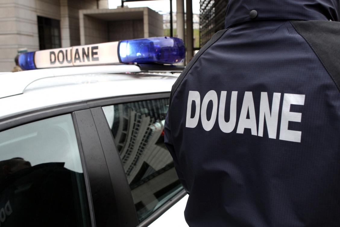 Les douaniers saisissent 200 kg de résine de cannabis dans un poids ...