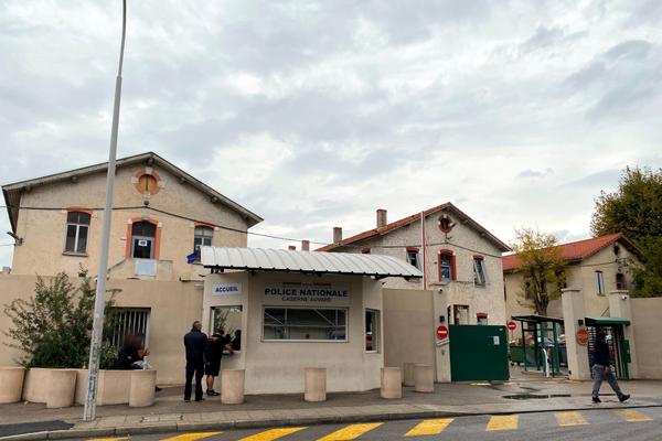 Les douaniers saisissent 200 kg de résine de cannabis dans un poids ...